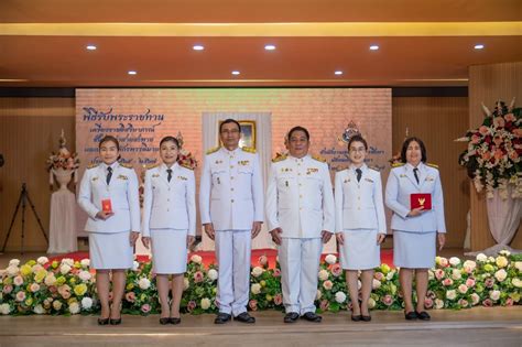 “พิธีรับพระราชทานเครื่องราชย์อิสริยาภรณ์ชั้นต่ำกว่าสายสะพายและเหรียญ