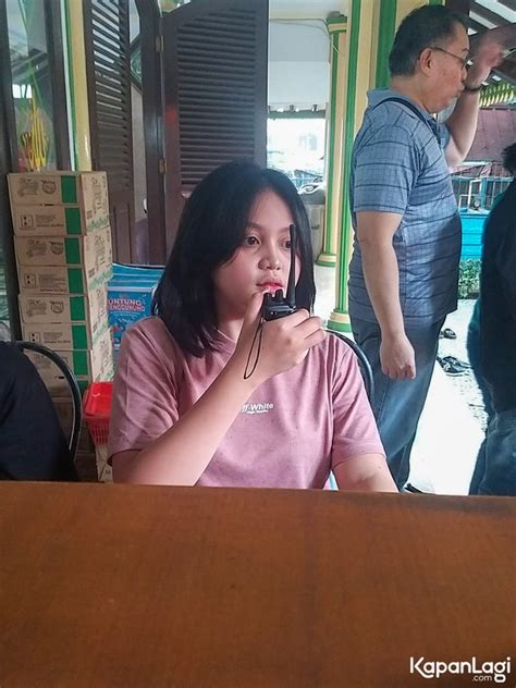 8 Viral Photos Of Tia Putri Mandra Busy Serving Customers At A Food
