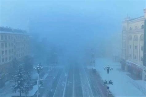 我国历史最低气温纪录被打破！零下53℃是什么体验？冻梨能把板砖“敲稀碎”手机新浪网