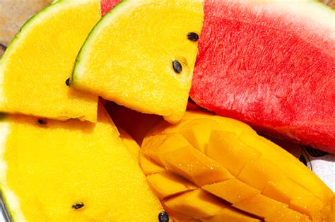 클로즈업 잘 익은 육즙망고와 빨간색과 노란색 수박의 과일을 슬라이스 달콤하고 다채로운 과일 접시 0명에 대한 스톡 사진 및 기타 이미지 Istock