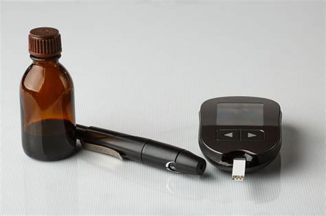 가정용 글루피머를 사용하여 혈당 수치 분석 혈액 포도당 계측기 주사기 펜 및 흰색 배경에 의료 알코올 병 건강 진단에 대한 스톡 사진 및 기타 이미지 Istock