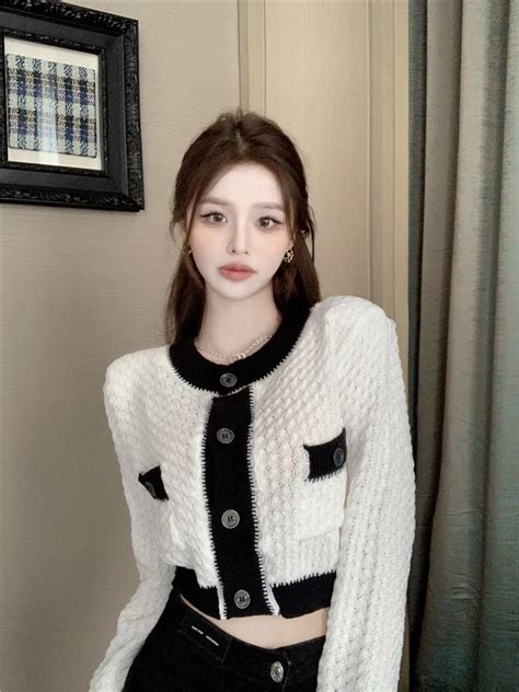 라운드 넥 배색 펀칭 크롭 긴팔 니트 티 셔츠 데이트룩 주말룩 여친룩 결혼식 하객룩 코디 러블리한 트렌디한 여자 옷 쇼핑몰