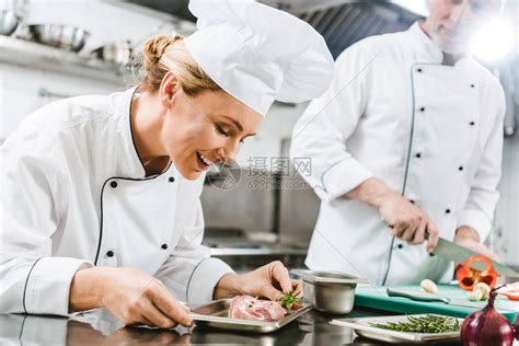 手持肉盘的女厨师笑着微笑的女厨师高清图片下载 正版图片502703763 摄图网