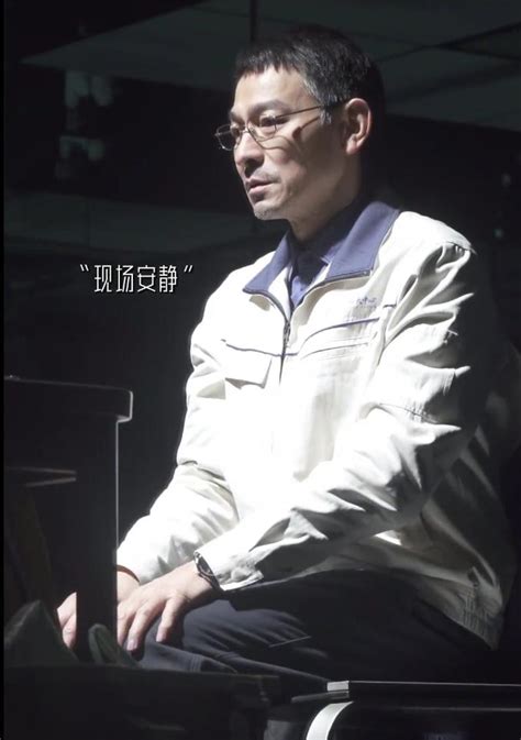 61岁刘德华全素颜出镜！头发花白老态尽显，拍戏哭到崩溃演技获赞刘德华素颜女儿新浪新闻