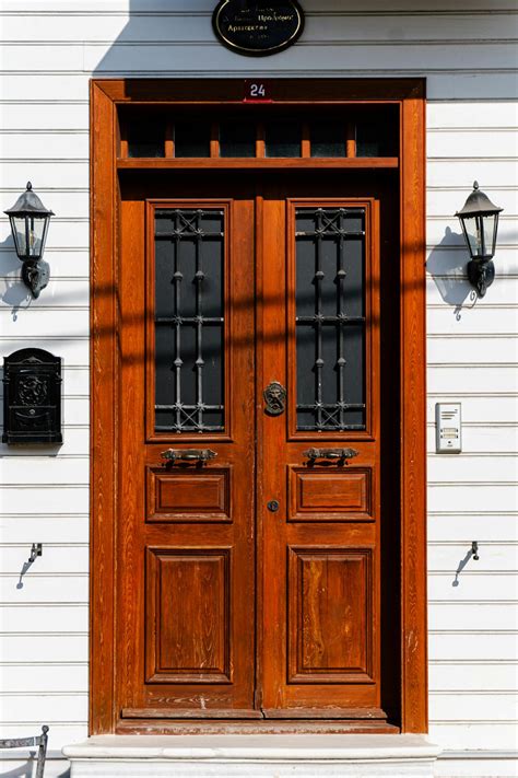 건물 건물 외관 건축 건축 세부 고전적인 디자인 금속 그릴 대칭 대칭의 도시의 목공 목조 문 문 벽 조명 빈티지 스타일 수직 쐈어 스트리트 뷰