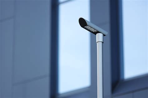 도시 사무실 센터 배경에 있는 현대 Led 가로등의 낮은 각도 보기 전기 에너지를 절약하는 Led 조명 거리 조명 기술
