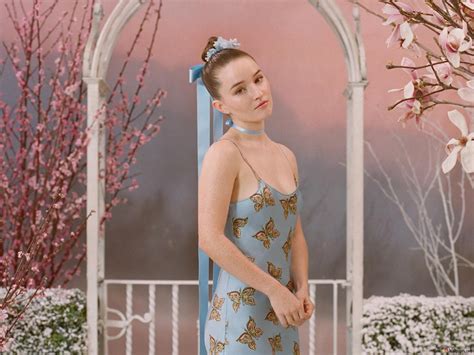 Rodarte Fall Met Sexy Actrice Kaitlyn Dever 4k Achtergrond Downloaden