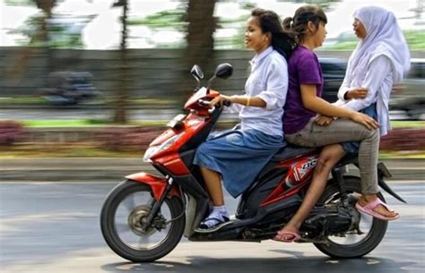 Kelakuan Cewek Di Atas Motor Ini Bikin Kamu Geleng Geleng Kepala