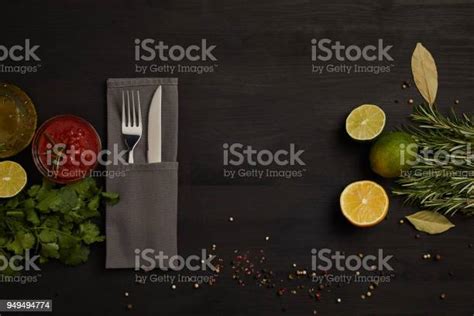 칼 붙이 소스 로즈마리 향신료와 감귤 류의 과일 조각 블랙 탁상에 플랫 누워 0명에 대한 스톡 사진 및 기타 이미지 0명