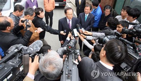 기자들과 인터뷰 하는 昌 연합뉴스