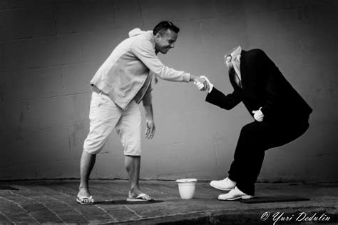 배경 화면 2014 바르셀로나 스페인 유 드리 드린 Bw 악수 거리 생활 가로 사진 사람들 머리없는 사람 목이 없는 남자 무제한 사진