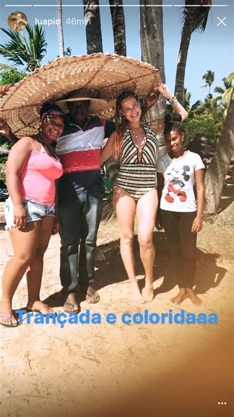 EGO Luana Piovani muda de visual na Bahia e decote generoso é hit na