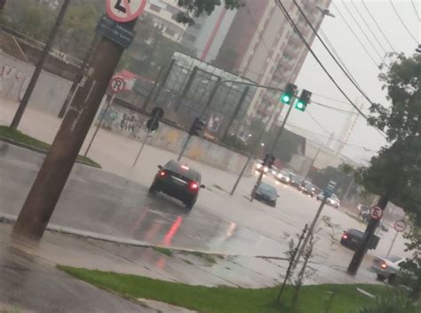Temporal Inunda Casas E Derruba árvores