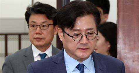 원내대책회의 참석하는 홍익표 진성준