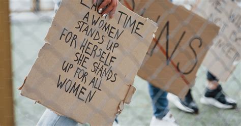 자른 사진 페미니스트 여성 그룹은 야외에서 자신의 권리를 위해 항의하고 있습니다 사진 Unsplash의 인체 부위 이미지
