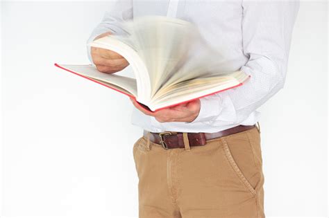 한 남자가 손에 커다란 빨간 책을 들고 있다 흰색 배경에 격리 된 비즈니스 개념입니다 가리키기에 대한 스톡 사진 및 기타 이미지