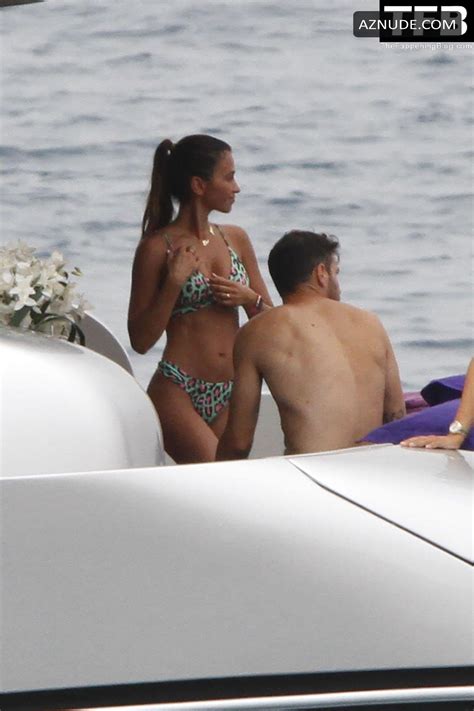 Antonela Roccuzzo Sexy Seen Flaunting Her Hot Bikini Body On A Boat