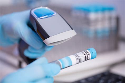 현대 장비를 사용하여 의료 샘플로 의료 실험실 작업 테스트에서 여성 의사 분석을위한 실험실 의료 장비 의료 기기 코로나 바이러스