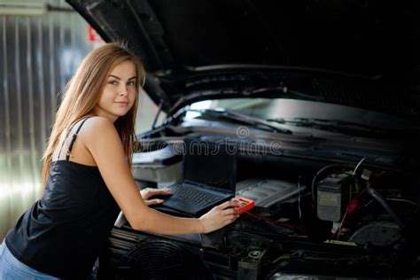 107 Photos De Jeune Et Sexy Femme Dans Le Garage Photos De Stock