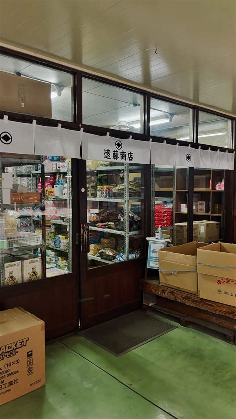 日本獨旅時，意外逛到的玩具雜貨店。 ⠀ 一開始我只是獨自挑著玩具，但可能挑得太雀躍了，店內的爺爺開始試探性地想向我介紹。這時候，我不好意思地說