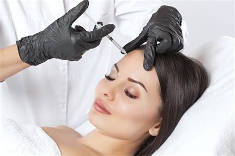 의사 미용사는 미용실에서 아름다운 여성의 얼굴 피부에 주름을 조이고 부드럽게하기 위한 회춘 주사 절차를 만듭니다 화장품 스킨 케어 Platelet Rich Plasma에