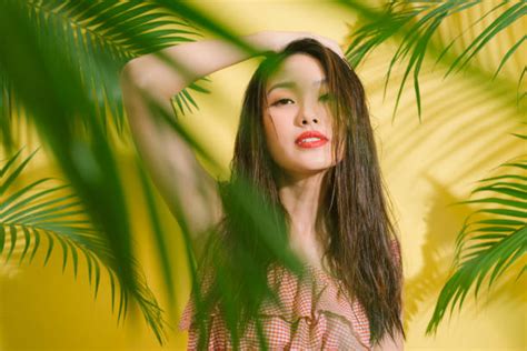 Asian Swimsuit Models Zdjęcia I Ilustracje Istock