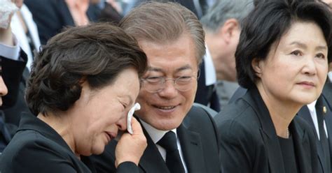 김정숙·권양숙 여사 이해찬 모친 빈소 찾아 조문
