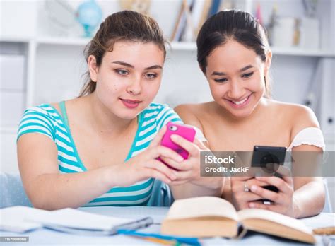 Gadis Remaja Ceria Mengobrol Di Telepon Foto Stok Unduh Gambar