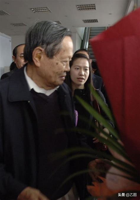 97歲楊振寧攜小54歲的妻子看畫展，十指緊扣愛意滿滿，曾被人質疑 每日頭條