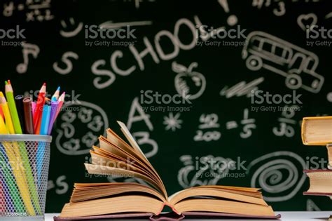 녹색 칠판 배경에 흰색 테이블에 책 연필과 지구와 학교 배경으로 돌아갑니다 0명에 대한 스톡 사진 및 기타 이미지 0명