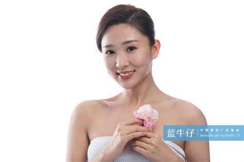 漂亮的年轻女子拿着一朵花 蓝牛仔影像 中国原创广告影像素材