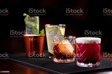 네그로니 노새 모히토 소다 어두운 배경의 전문 고무 홀더에 칵테일 컬렉션 카이피리냐에 대한 스톡 사진 및 기타 이미지