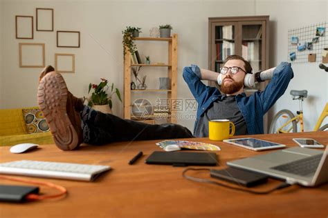 梦想中的年轻大胡子男坐在轻松的姿势高清图片下载 正版图片504460738 摄图网