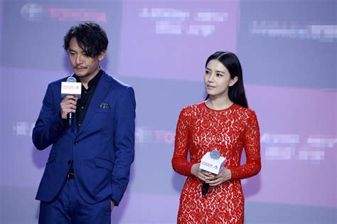 高圆圆红裙清丽亮相 张震同场帅气现身 6park