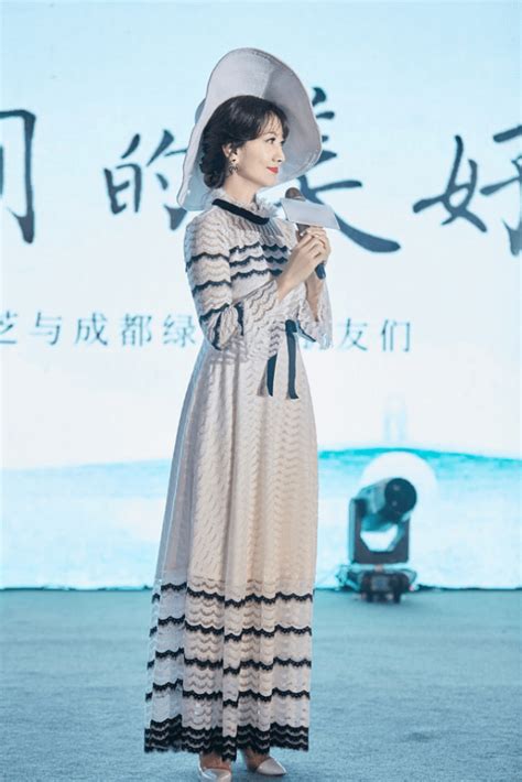 赵雅芝的颜值真是奶奶辈顶流，穿蕾丝裙嫩回30岁，真让人佩服服装