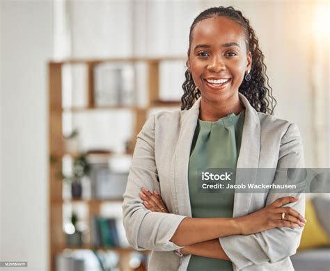 Photo Libre De Droit De Portrait Femme Noire Et Sourire Les Bras