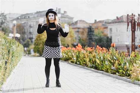 El Niña Con Maquillaje De El Mímica Improvisación Mímica Muestra
