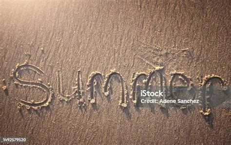 여름 해변 자연 속에서 휴가나 휴가를 보낼 수 있는 모래 위의 단어 위 휴식 해안에서의 여행 시간을 위한 글쓰기의 배경과 메시지 0명에 대한 스톡 사진 및 기타 이미지