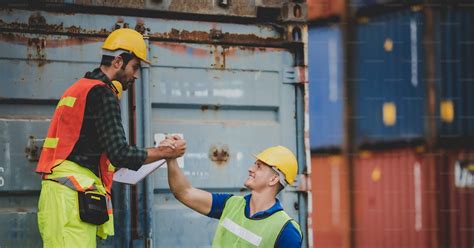 국제 해운 지역에서 일하는 감독 엔지니어 및 사업가의 작업자 팀워크 및 파트너 비즈니스 산업 개념 및 컨테이너 야드에서