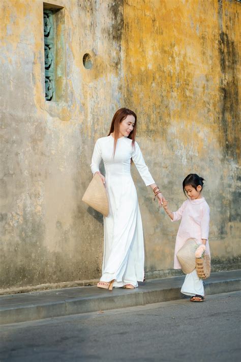 ộan 亞洲 亞洲女孩 亞洲時尚 傳統 傳統服飾 兒童 奧黛 女人 女兒 女孩 家人 家庭時刻 廣南 建築 戶外