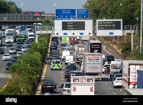 Polizeiauto Arbeitet Sich Durch Einen Stau Auf Der Autobahn A3 Mit