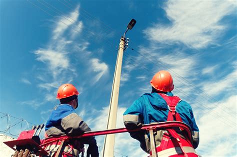 두 명의 전기 기술자가 가로등을 올려다봅니다 문제 해결 및 정전 가로등에 대한 스톡 사진 및 기타 이미지 가로등 수리 유지 보수 엔지니어 Istock
