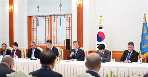 文대통령 가짜뉴스 저널리즘 신뢰성 약화 언론의 공정성·자유 해치는 것