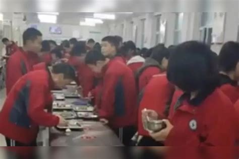 河北一职校学生只能站着吃饭？县教育局：学业紧张，自愿选择