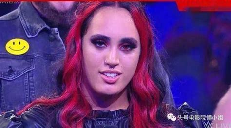 红发鼻环！巨石强森21岁女儿首次亮相wwe！成家族第四代摔跤手西蒙娜强森女儿新浪新闻
