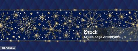 보석 금 은색 사슬로 만든 눈송이와 매끄러운 테두리 짙은 파란색 배경에 반짝이는 스프래클 별 크리스마스와 새해 장식을 위한 축제 디자인 뒤에 파란색 클래식 마름모꼴 격자 0