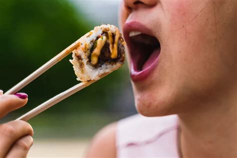 Heboh Sepasang Pria Dan Wanita Ditegur Saat Makan Sushi Pakai Tangan