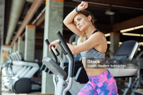 Latihan Kardio Yang Intens Potret Wanita Kebugaran Yang Lelah Di Gym