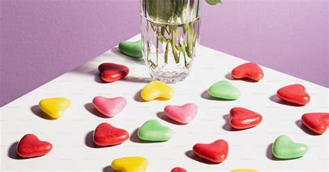 테이블 위에 앉아있는 빨간 장미로 가득 찬 꽃병 사진 Unsplash의 사랑의 상징 이미지