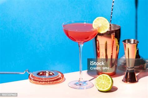 실버 데킬라 자몽과 라임 주스 시럽 이탈리안 레드 비터 리큐어 여름 파란색 밝은 배경 단단한 빛과 그림자를 곁들인 시에스타 알코올 칵테일 음료 칵테일에 대한 스톡 사진 및